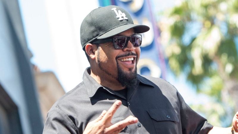 Ice Cube All Smiles As He Unveils His Basketball Hall Of Fame Award